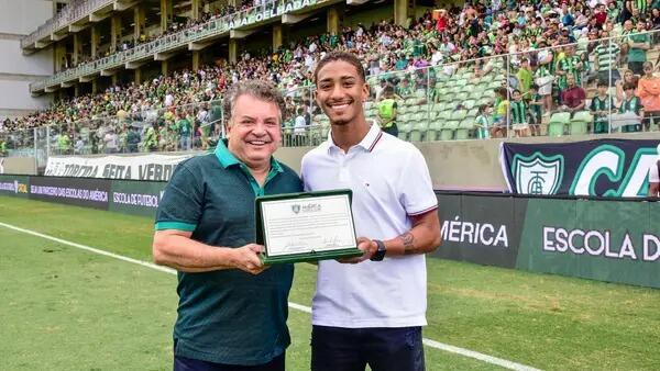 América se despede de Arthur; lateral não retorna ao clube após Mundial ...